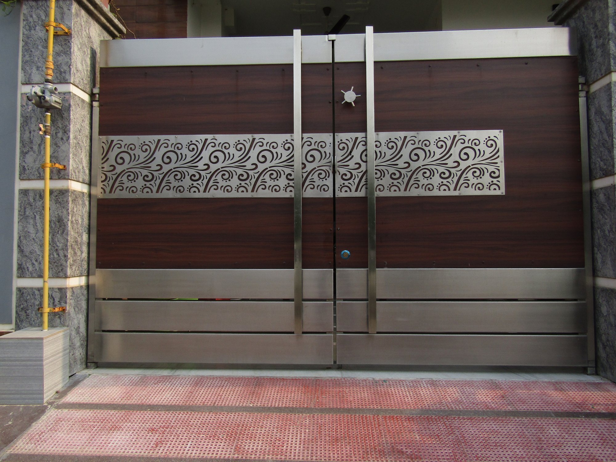 Steel gate store
