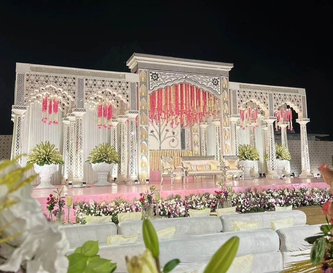 Wedding Stage in Saharanpur at ₹ 45,014 - ₹ 54,993 / Unit by Royal Art ...