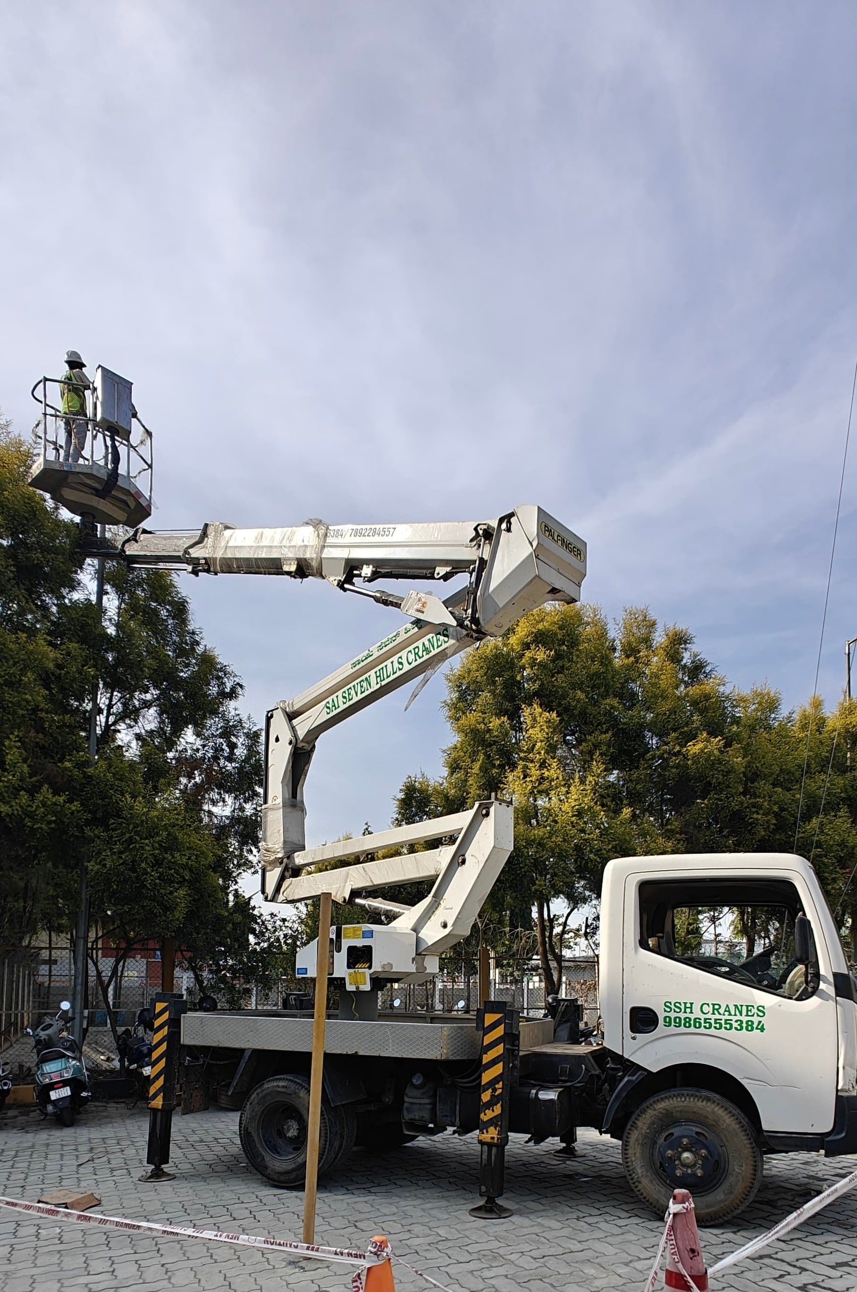 Top Articulated Boom Lift On Rent in Jigani - Best Articulated Boom ...