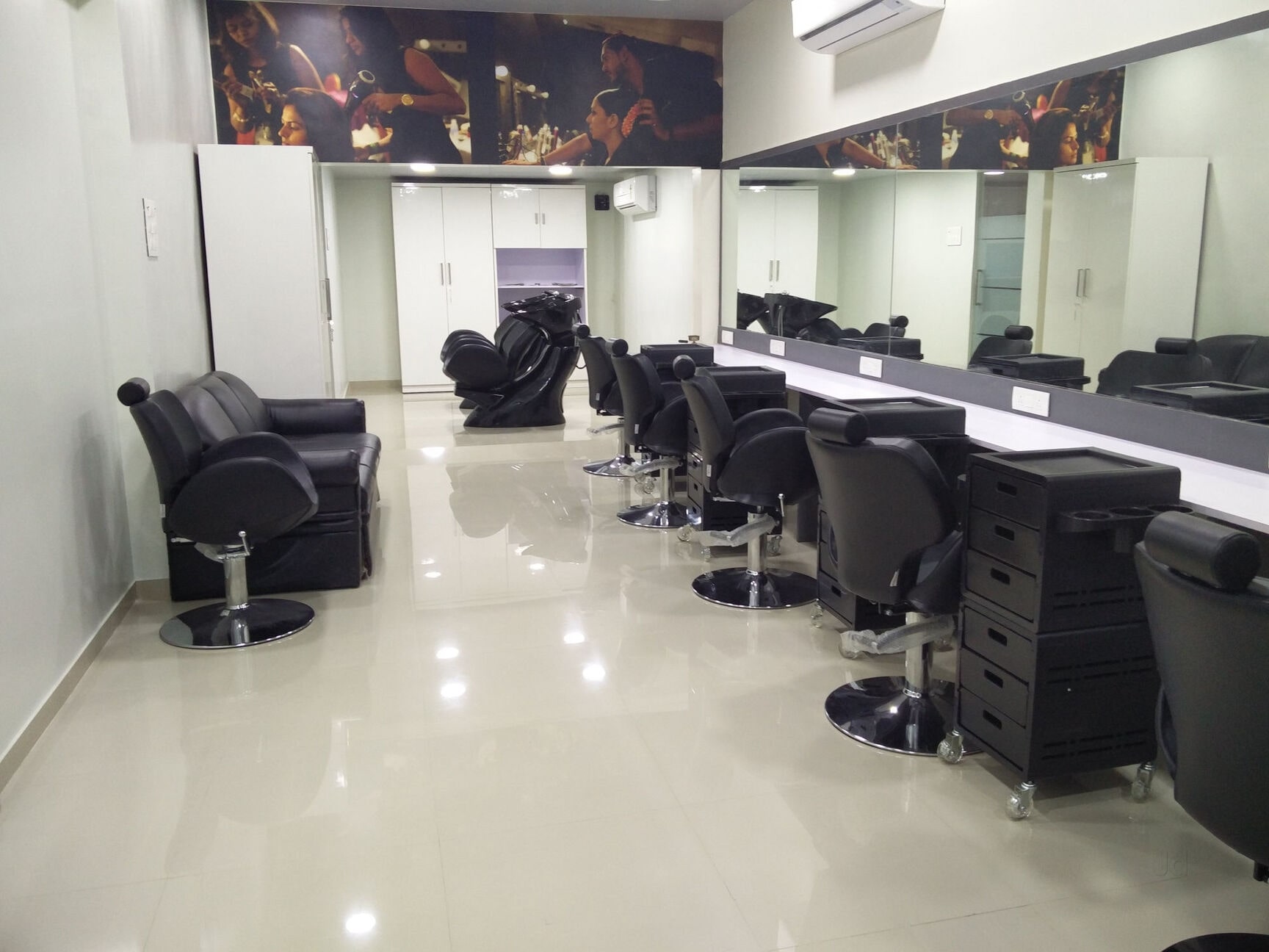 Top Beauty Parlour Classes For Hair Colouring in Agarwal Market Vile ...
